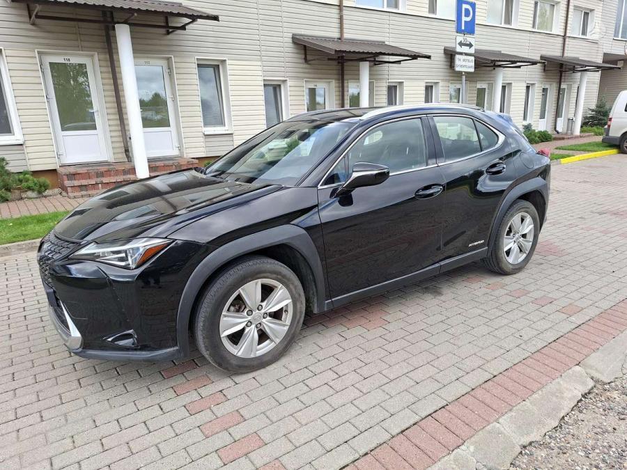 Black Lexus UX 250h 2020 in Vilnius, with an engine capacity of 2.00 L and mileage of 130 thousand km for 18700 €, photo 9 on AUTOMOTO.COM.LV
