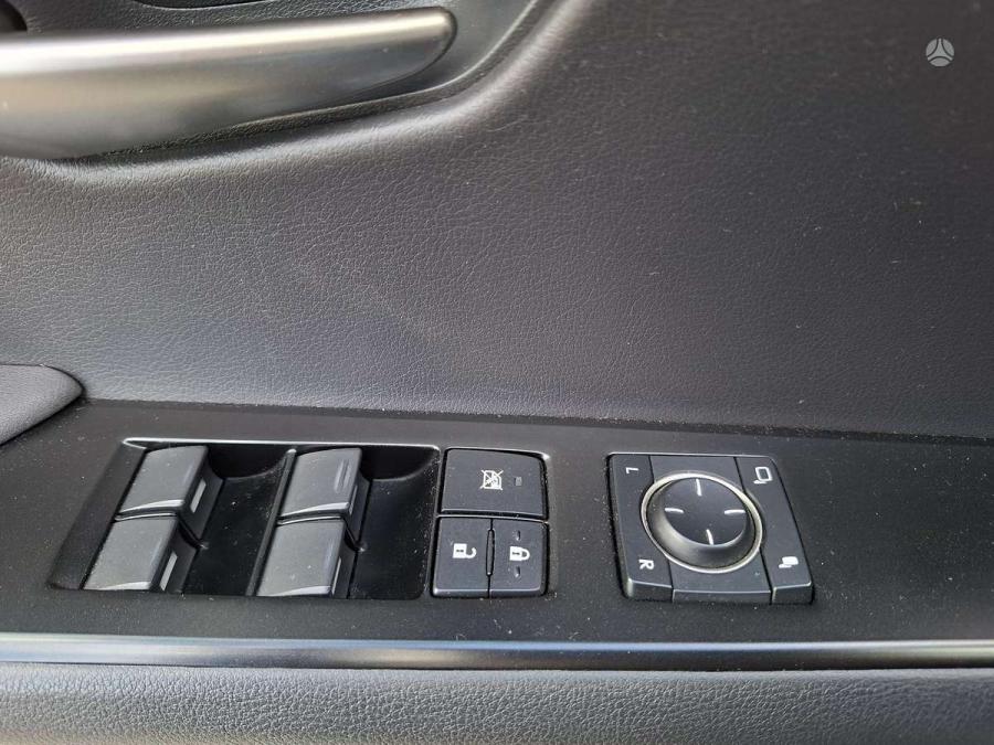 Black Lexus UX 250h 2020 in Vilnius, with an engine capacity of 2.00 L and mileage of 130 thousand km for 18700 €, photo 15 on AUTOMOTO.COM.LV