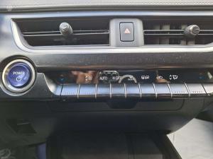 Black Lexus UX 250h 2020 in Vilnius, with an engine capacity of 2.00 L and mileage of 130 thousand km for 18700 €, photo 19 on AUTOMOTO.COM.LV