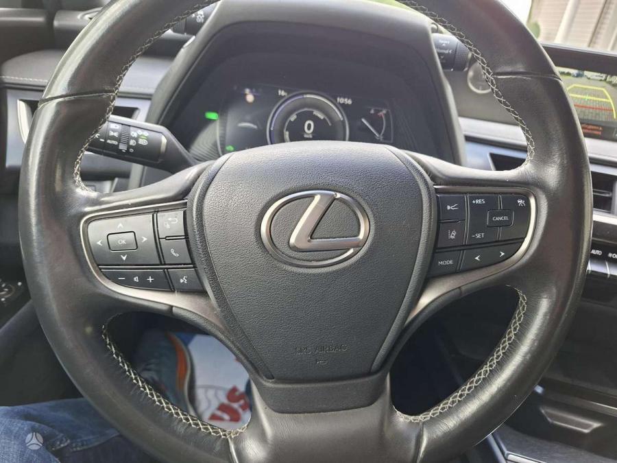 Black Lexus UX 250h 2020 in Vilnius, with an engine capacity of 2.00 L and mileage of 130 thousand km for 18700 €, photo 20 on AUTOMOTO.COM.LV