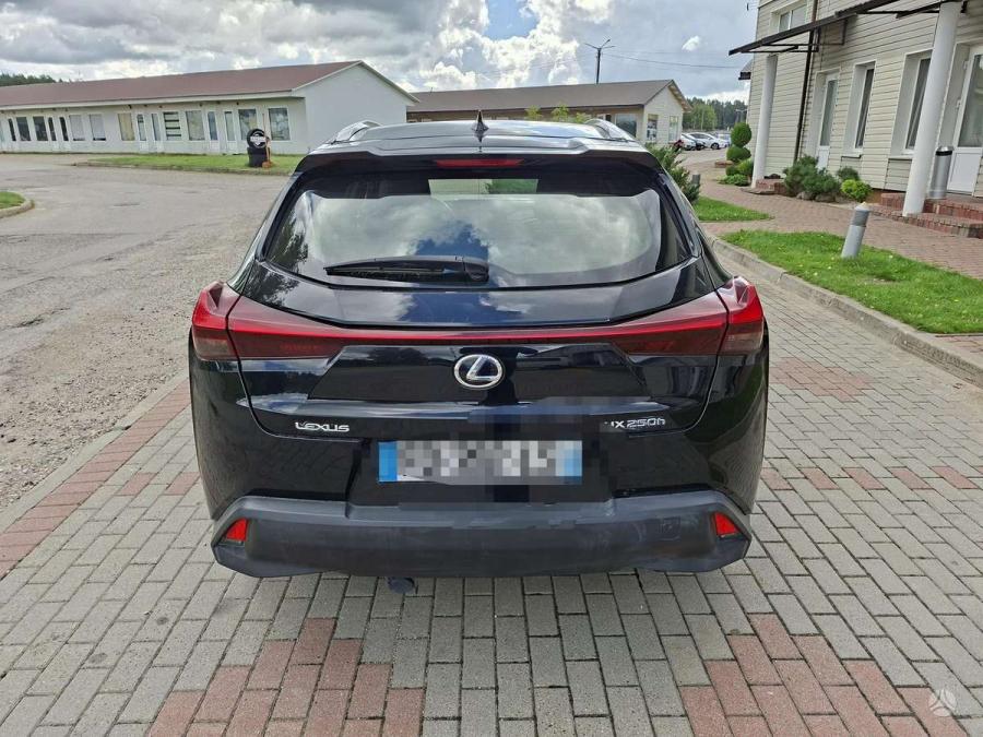 Melns Lexus UX 250h 2020 Viļņa, ar dzinēja tilpumu 2.00 L un nobraukumu 130 tūkst. km par 18700 €, foto 6 vietnē AUTOMOTO.COM.LV