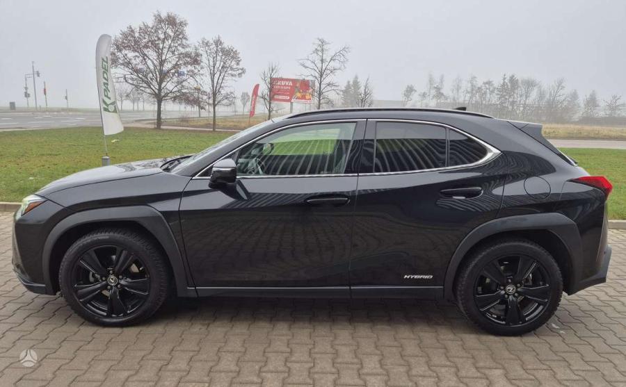 Melns Lexus UX 250h 2021 Panevēža, ar dzinēja tilpumu 1.99 L un nobraukumu 149 tūkst. km par 19899 €, foto 2 vietnē AUTOMOTO.COM.LV