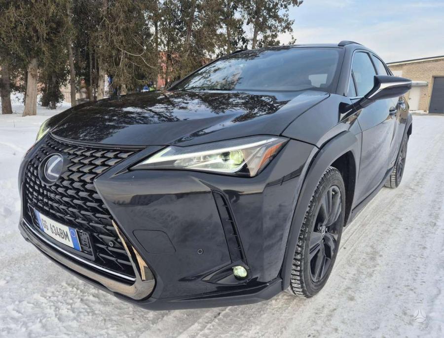 Black Lexus UX 250h 2021 in Panevezys, with an engine capacity of 1.99 L and mileage of 149 thousand km for 19499 €, photo 1 on AUTOMOTO.COM.LV
