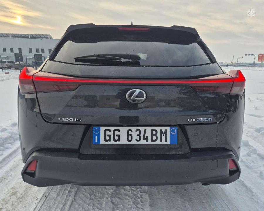 Black Lexus UX 250h 2021 in Panevezys, with an engine capacity of 1.99 L and mileage of 149 thousand km for 19499 €, photo 4 on AUTOMOTO.COM.LV