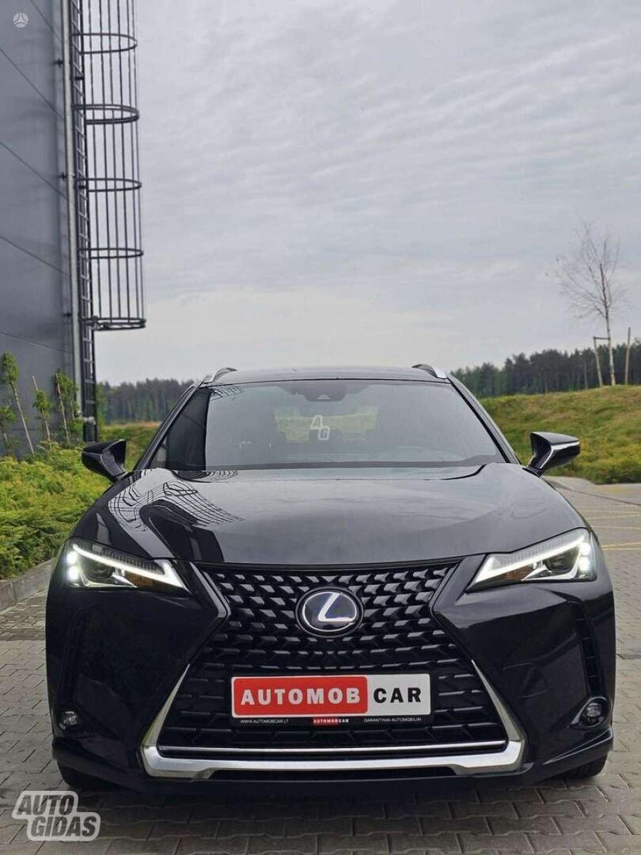 Black Lexus UX 250h 2022 in Vilnius, with an engine capacity of 2.00 L and mileage of 92 thousand km for 24200 €, photo 3 on AUTOMOTO.COM.LV