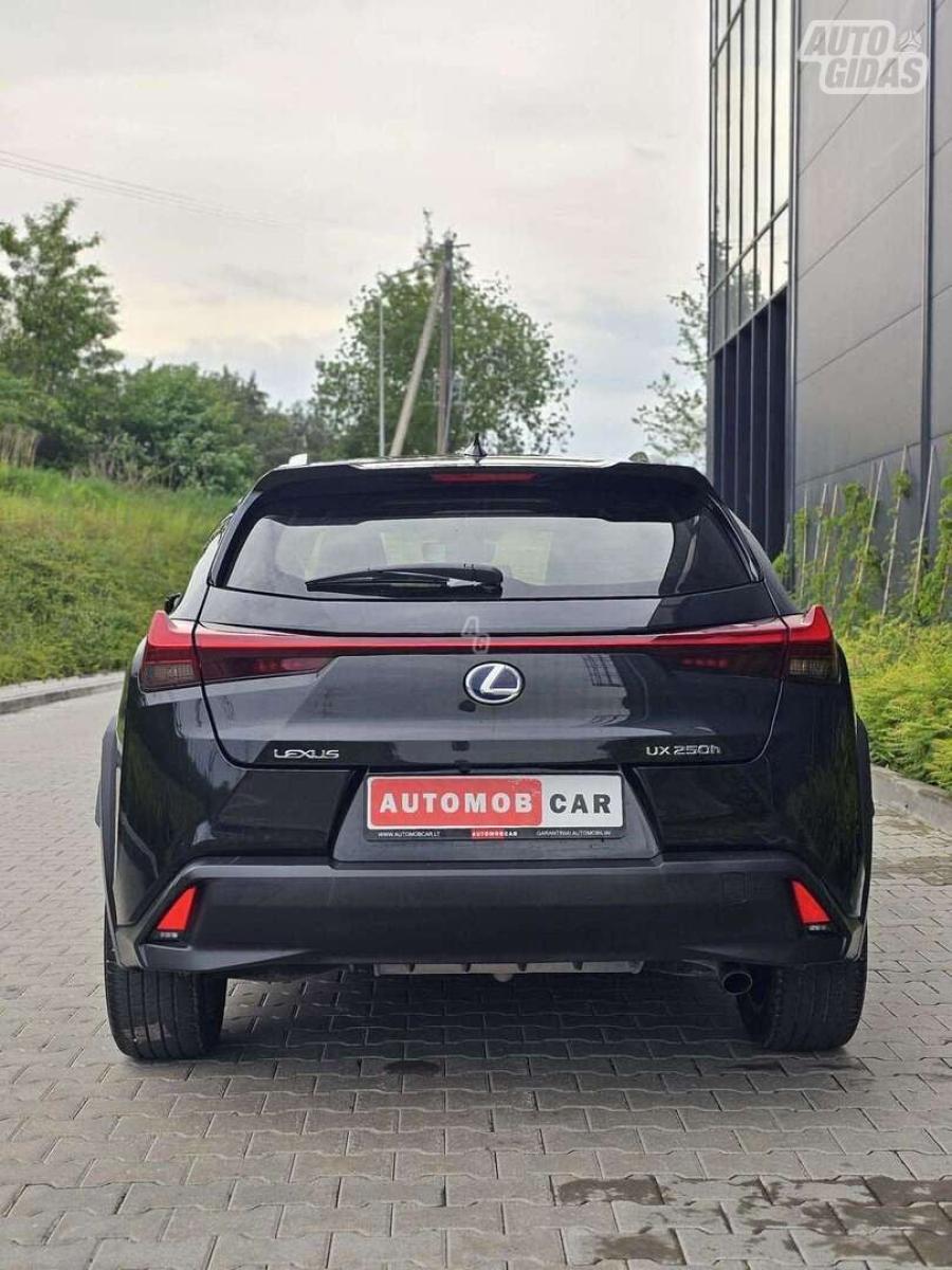 Black Lexus UX 250h 2022 in Vilnius, with an engine capacity of 2.00 L and mileage of 92 thousand km for 24200 €, photo 6 on AUTOMOTO.COM.LV