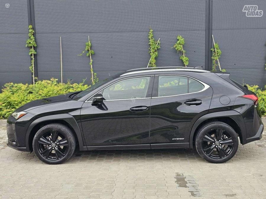 Black Lexus UX 250h 2022 in Vilnius, with an engine capacity of 2.00 L and mileage of 92 thousand km for 24200 €, photo 8 on AUTOMOTO.COM.LV
