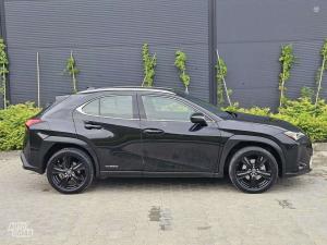 Black Lexus UX 250h 2022 in Vilnius, with an engine capacity of 2.00 L and mileage of 92 thousand km for 24200 €, photo 9 on AUTOMOTO.COM.LV