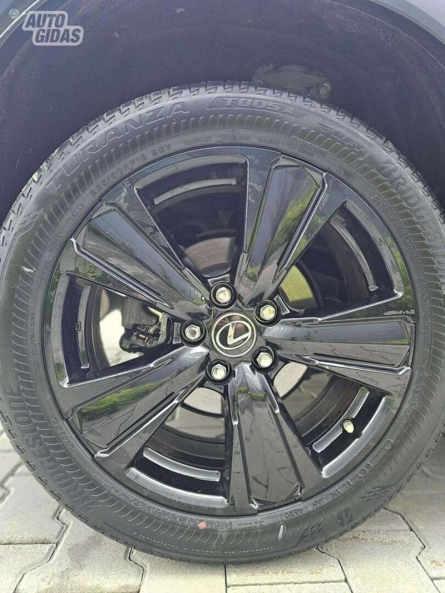 Black Lexus UX 250h 2022 in Vilnius, with an engine capacity of 2.00 L and mileage of 92 thousand km for 24200 €, photo 15 on AUTOMOTO.COM.LV