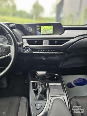 Black Lexus UX 250h 2022 in Vilnius, with an engine capacity of 2.00 L and mileage of 92 thousand km for 24200 €, photo 16 on AUTOMOTO.COM.LV