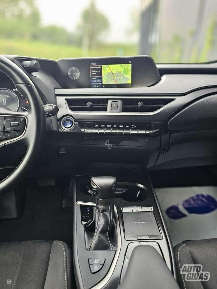 Black Lexus UX 250h 2022 in Vilnius, with an engine capacity of 2.00 L and mileage of 92 thousand km for 24200 €, photo 16 on AUTOMOTO.COM.LV