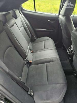 Black Lexus UX 250h 2022 in Vilnius, with an engine capacity of 2.00 L and mileage of 92 thousand km for 24200 €, photo 17 on AUTOMOTO.COM.LV