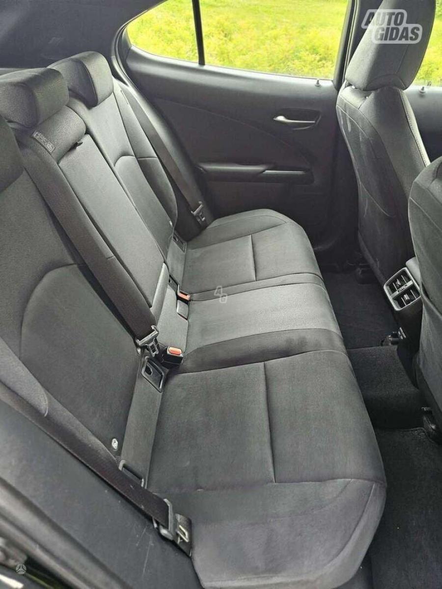 Black Lexus UX 250h 2022 in Vilnius, with an engine capacity of 2.00 L and mileage of 92 thousand km for 24200 €, photo 17 on AUTOMOTO.COM.LV