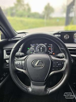 Black Lexus UX 250h 2022 in Vilnius, with an engine capacity of 2.00 L and mileage of 92 thousand km for 24200 €, photo 19 on AUTOMOTO.COM.LV