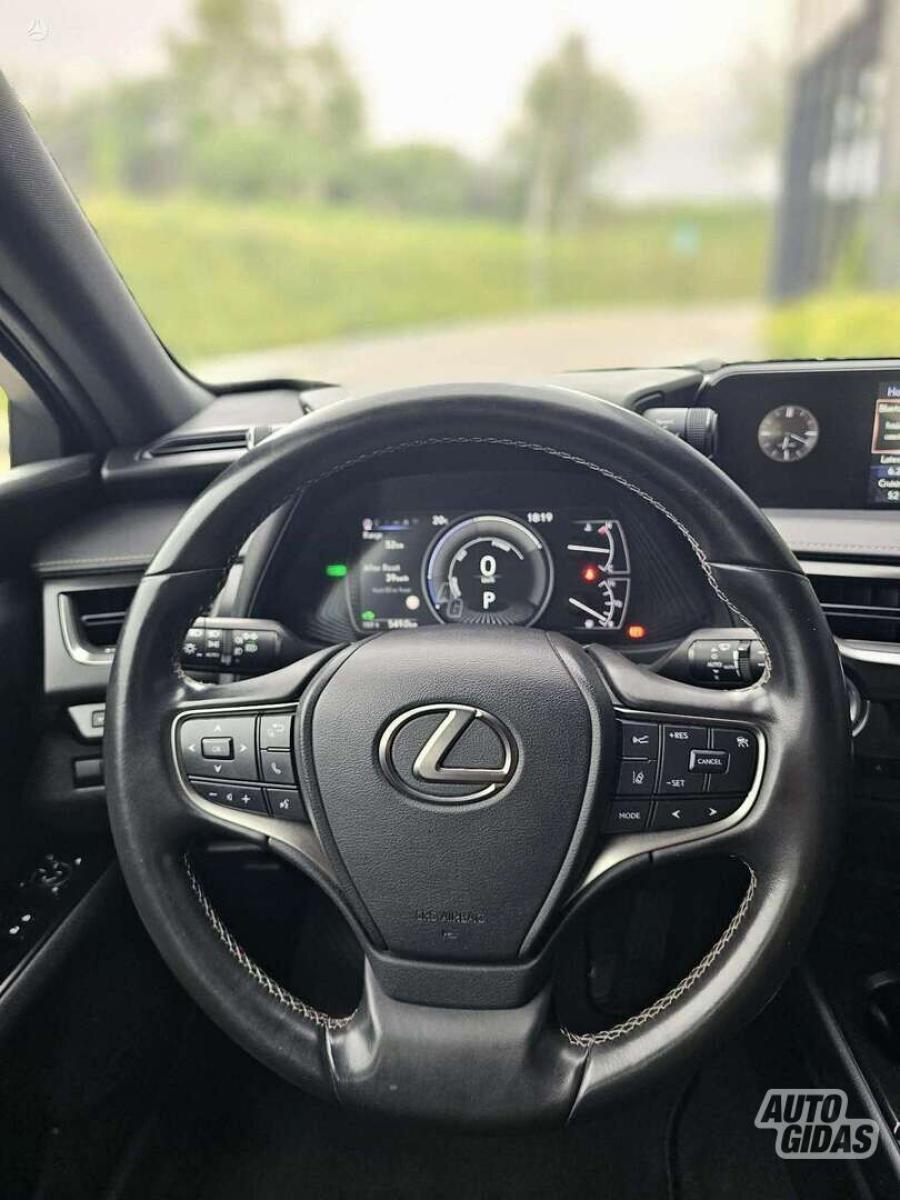 Black Lexus UX 250h 2022 in Vilnius, with an engine capacity of 2.00 L and mileage of 92 thousand km for 24200 €, photo 19 on AUTOMOTO.COM.LV