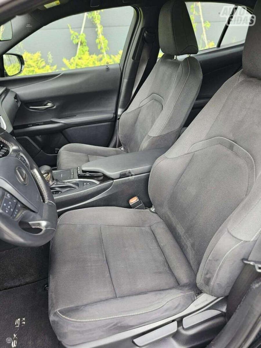 Black Lexus UX 250h 2022 in Vilnius, with an engine capacity of 2.00 L and mileage of 92 thousand km for 24200 €, photo 22 on AUTOMOTO.COM.LV