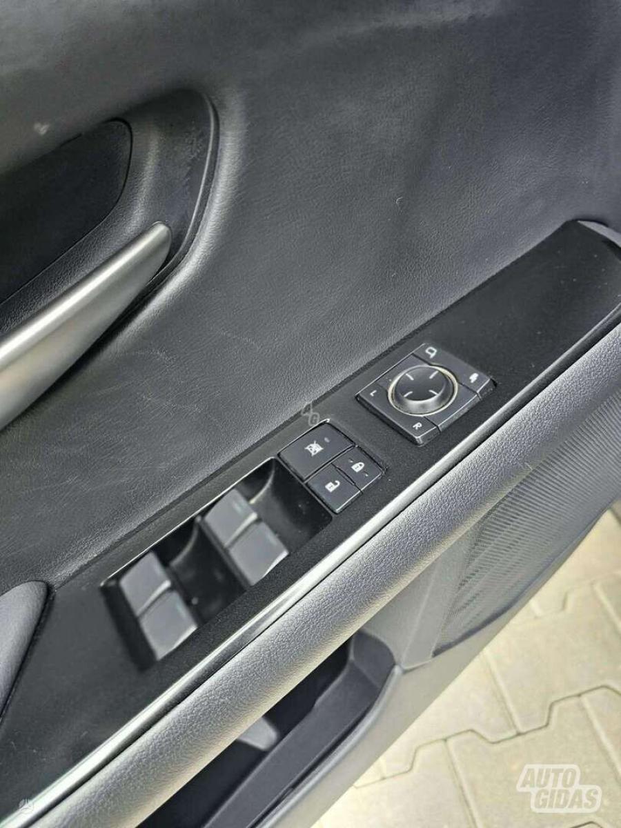 Black Lexus UX 250h 2022 in Vilnius, with an engine capacity of 2.00 L and mileage of 92 thousand km for 24200 €, photo 25 on AUTOMOTO.COM.LV