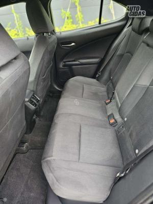 Black Lexus UX 250h 2022 in Vilnius, with an engine capacity of 2.00 L and mileage of 92 thousand km for 24200 €, photo 32 on AUTOMOTO.COM.LV