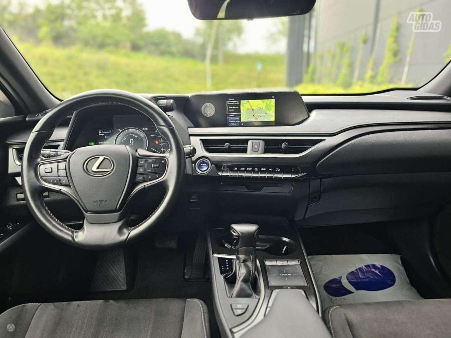 Black Lexus UX 250h 2022 in Vilnius, with an engine capacity of 2.00 L and mileage of 92 thousand km for 24200 €, photo 33 on AUTOMOTO.COM.LV