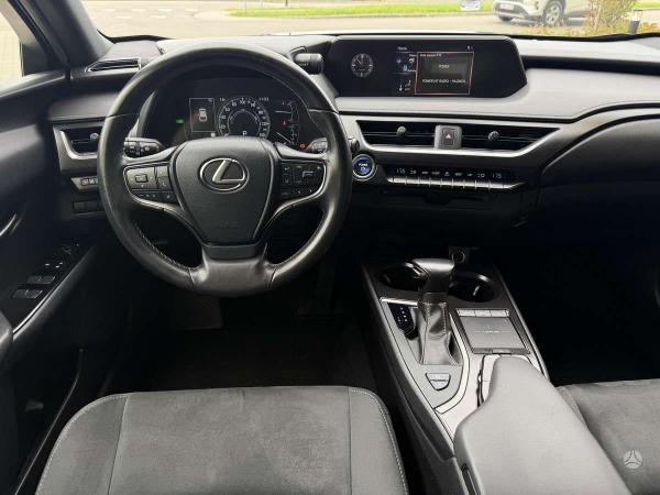 Black Lexus UX 250h 2022 in Vilnius, with an engine capacity of 1.99 L and mileage of 80 thousand km for 23999 €, photo 9 on AUTOMOTO.COM.LV