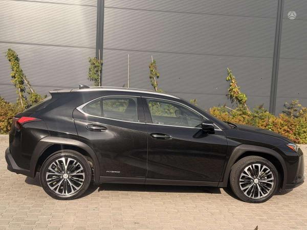 Black Lexus UX 250h 2022 in Vilnius, with an engine capacity of 1.99 L and mileage of 31 thousand km for 25950 €, photo 3 on AUTOMOTO.COM.LV