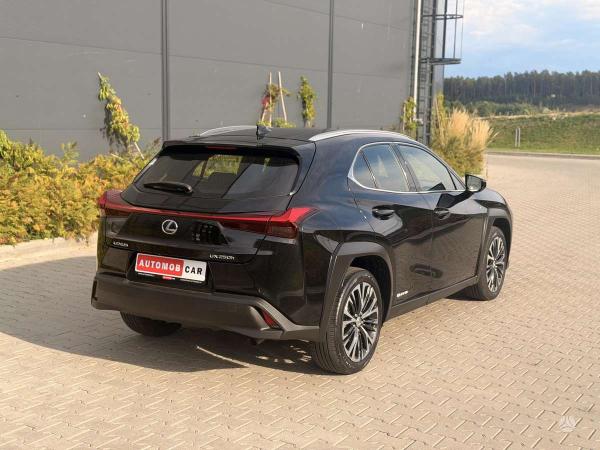 Black Lexus UX 250h 2022 in Vilnius, with an engine capacity of 1.99 L and mileage of 31 thousand km for 25950 €, photo 7 on AUTOMOTO.COM.LV