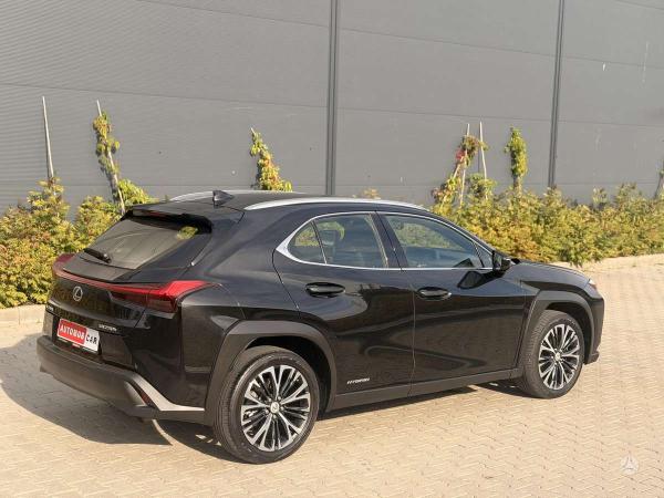 Black Lexus UX 250h 2022 in Vilnius, with an engine capacity of 1.99 L and mileage of 31 thousand km for 25950 €, photo 8 on AUTOMOTO.COM.LV