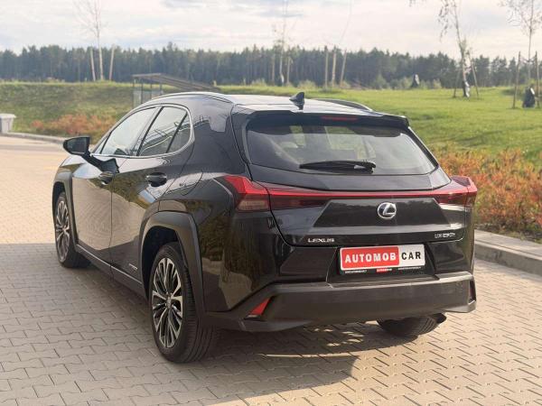 Black Lexus UX 250h 2022 in Vilnius, with an engine capacity of 1.99 L and mileage of 31 thousand km for 25950 €, photo 11 on AUTOMOTO.COM.LV