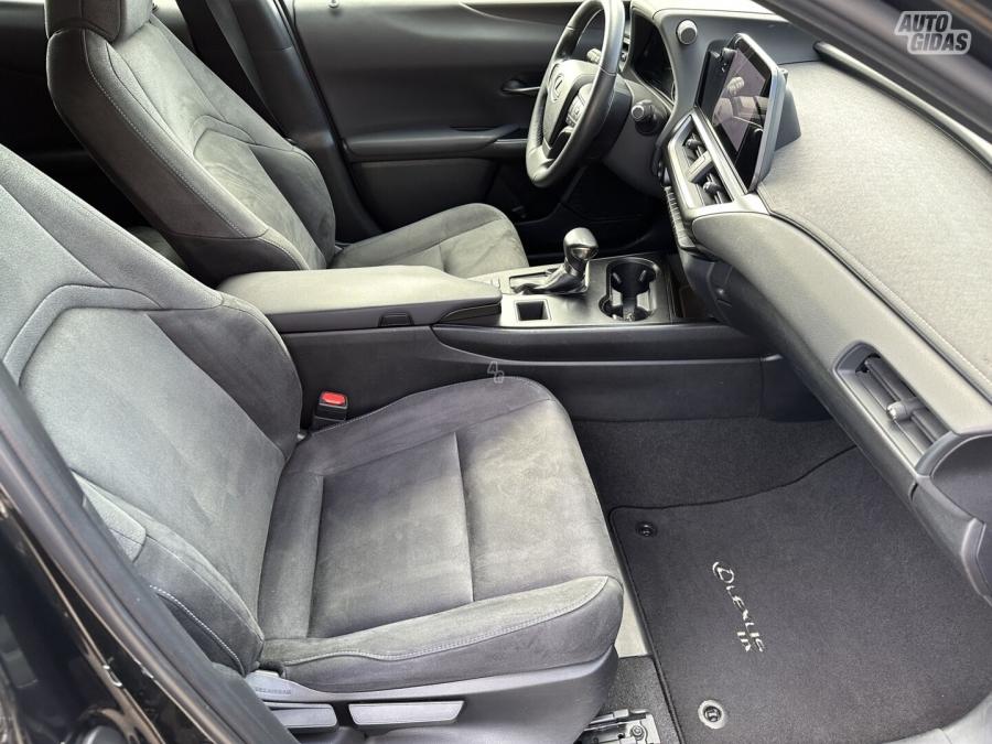 Black Lexus UX 250h 2023 in Avizieniai, with an engine capacity of 2.00 L and mileage of 101 thousand km for 24950 €, photo 5 on AUTOMOTO.COM.LV