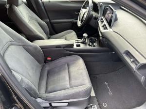 Melns Lexus UX 250h 2023 Viļņa, ar dzinēja tilpumu 2.00 L un nobraukumu 101 tūkst. km par 24950 €, foto 5 vietnē AUTOMOTO.COM.LV