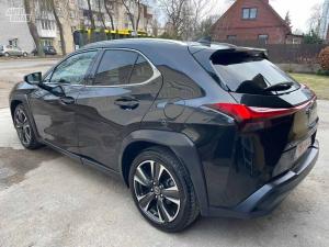 Black Lexus UX 250h 2019 in Siauliai, with an engine capacity of 2.00 L and mileage of 118 thousand km for 19350 €, photo 3 on AUTOMOTO.COM.LV