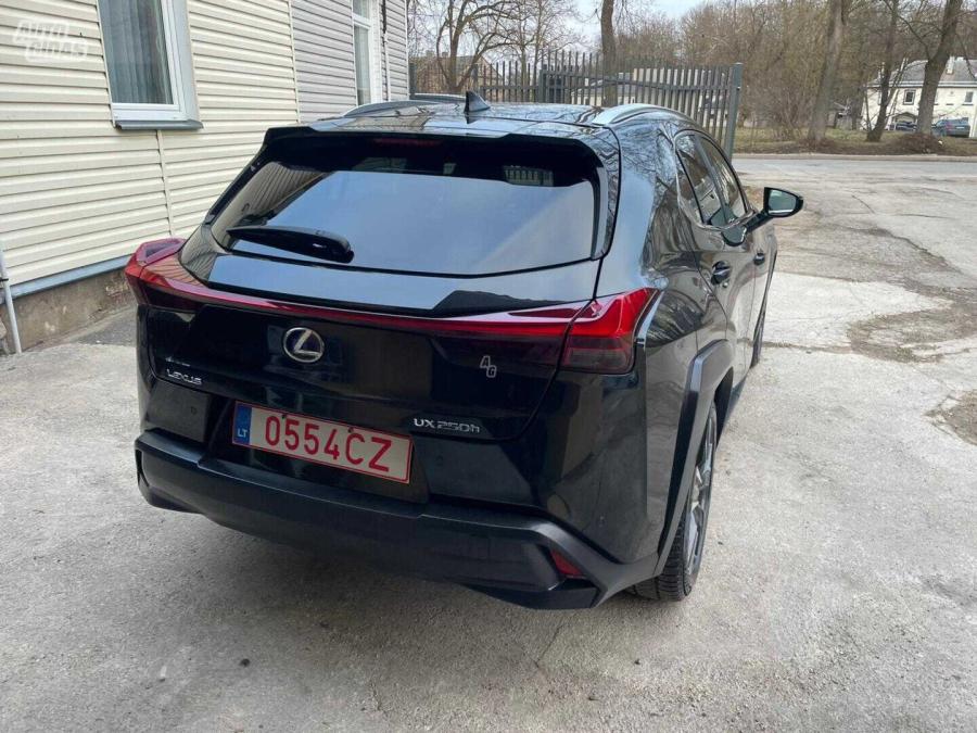 Black Lexus UX 250h 2019 in Siauliai, with an engine capacity of 2.00 L and mileage of 118 thousand km for 19350 €, photo 5 on AUTOMOTO.COM.LV