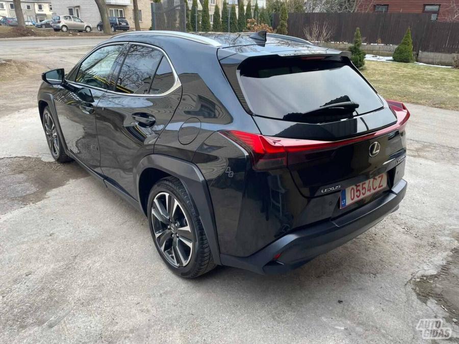 Black Lexus UX 250h 2019 in Siauliai, with an engine capacity of 2.00 L and mileage of 118 thousand km for 19350 €, photo 6 on AUTOMOTO.COM.LV