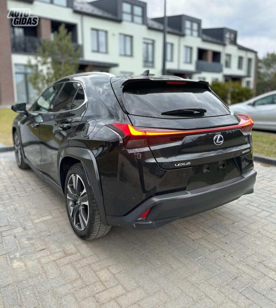 Black Lexus UX 250h 2019 in Siauliai, with an engine capacity of 2.00 L and mileage of 118 thousand km for 19350 €, photo 7 on AUTOMOTO.COM.LV