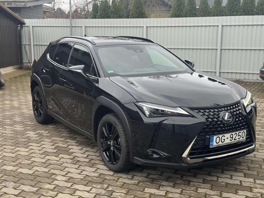 Black Lexus UX 250h 2021 in Riga, with an engine capacity of 2.00 L and mileage of 37 thousand km for 24147 €, photo 2 on AUTOMOTO.COM.LV