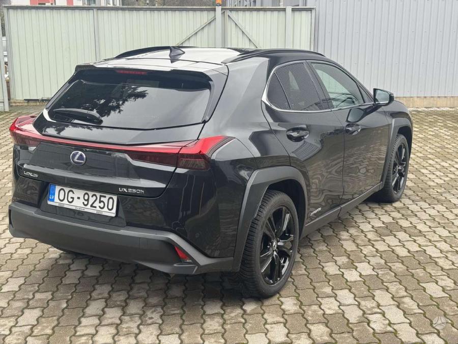 Black Lexus UX 250h 2021 in Riga, with an engine capacity of 2.00 L and mileage of 37 thousand km for 24147 €, photo 3 on AUTOMOTO.COM.LV