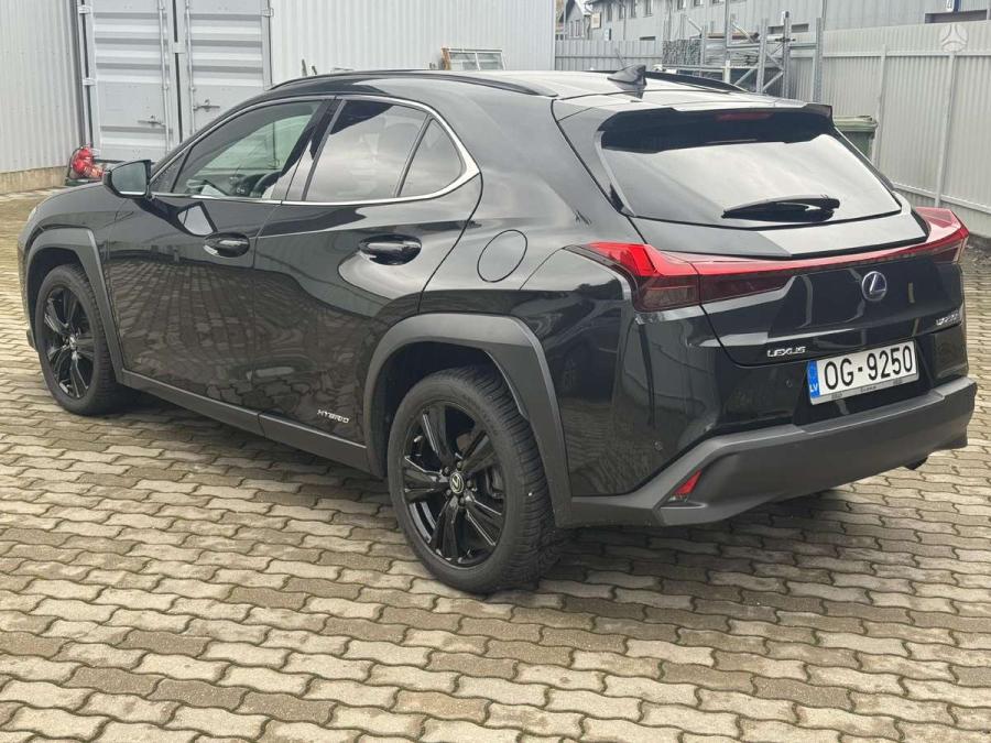 Black Lexus UX 250h 2021 in Riga, with an engine capacity of 2.00 L and mileage of 37 thousand km for 24147 €, photo 4 on AUTOMOTO.COM.LV