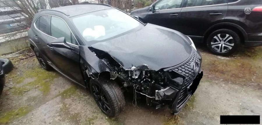 Black Lexus UX 250h 2022 in Telschi, with an engine capacity of 1.99 L and mileage of 50 thousand km for 15972 €, photo 5 on AUTOMOTO.COM.LV