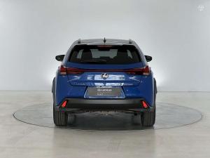Blue Lexus UX 250h 2021 in Vilnius, with an engine capacity of 1.99 L and mileage of 124 thousand km for 24900 €, photo 5 on AUTOMOTO.COM.LV