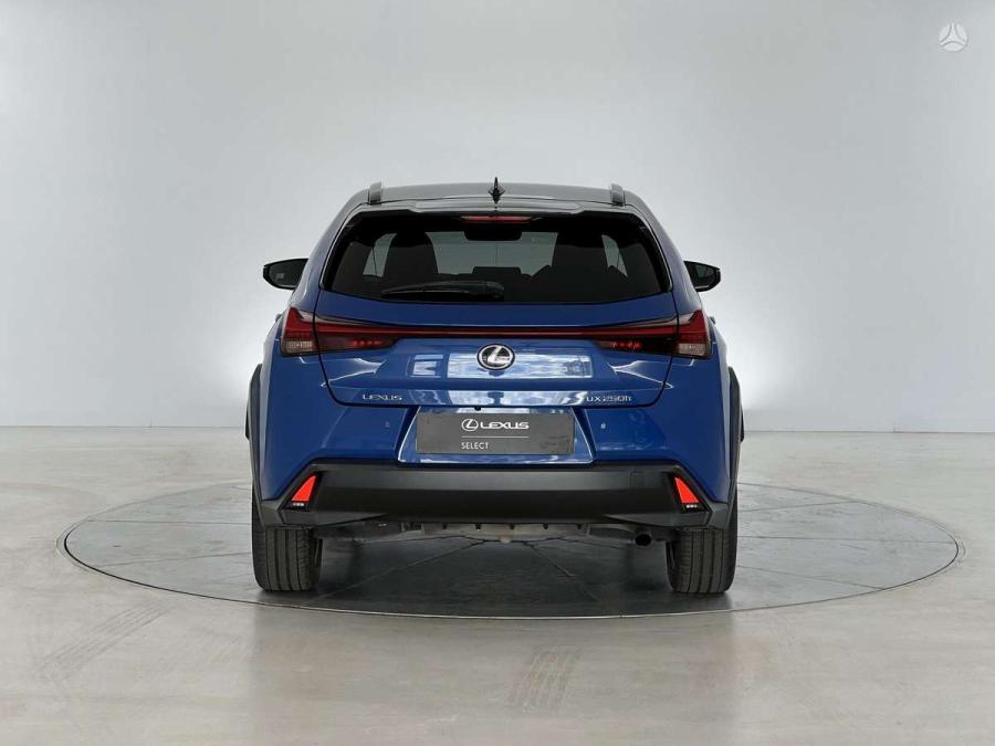 Blue Lexus UX 250h 2021 in Vilnius, with an engine capacity of 1.99 L and mileage of 124 thousand km for 24900 €, photo 5 on AUTOMOTO.COM.LV