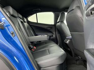 Blue Lexus UX 250h 2021 in Vilnius, with an engine capacity of 1.99 L and mileage of 124 thousand km for 24900 €, photo 8 on AUTOMOTO.COM.LV