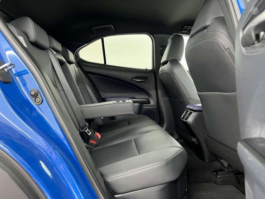 Blue Lexus UX 250h 2021 in Vilnius, with an engine capacity of 1.99 L and mileage of 124 thousand km for 24900 €, photo 8 on AUTOMOTO.COM.LV