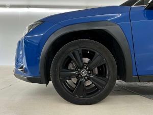 Blue Lexus UX 250h 2021 in Vilnius, with an engine capacity of 1.99 L and mileage of 124 thousand km for 24900 €, photo 16 on AUTOMOTO.COM.LV