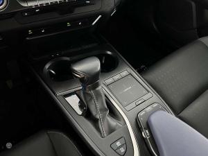 Blue Lexus UX 250h 2021 in Vilnius, with an engine capacity of 1.99 L and mileage of 124 thousand km for 24900 €, photo 24 on AUTOMOTO.COM.LV