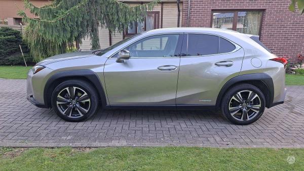 Brown Lexus UX 250h 2019 in Kaunas, with an engine capacity of 1.99 L and mileage of 106 thousand km for 20950 €, photo 3 on AUTOMOTO.COM.LV