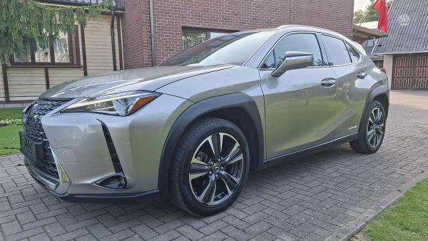 Brown Lexus UX 250h 2019 in Kaunas, with an engine capacity of 1.99 L and mileage of 106 thousand km for 20950 €, photo 4 on AUTOMOTO.COM.LV