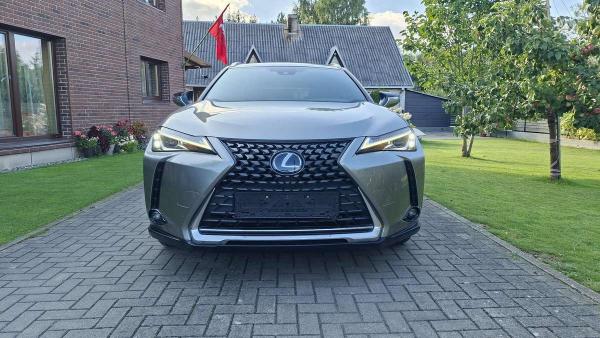 Brown Lexus UX 250h 2019 in Kaunas, with an engine capacity of 1.99 L and mileage of 106 thousand km for 20950 €, photo 5 on AUTOMOTO.COM.LV
