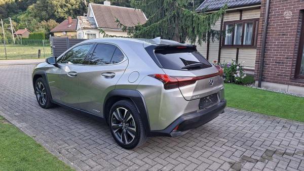 Brown Lexus UX 250h 2019 in Kaunas, with an engine capacity of 1.99 L and mileage of 106 thousand km for 20950 €, photo 8 on AUTOMOTO.COM.LV