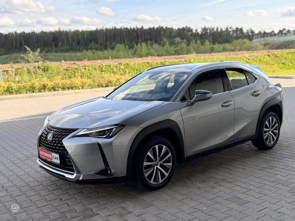 Brown Lexus UX 250h 2022 in Vilnius, with an engine capacity of 1.99 L and mileage of 100 thousand km for 18500 €, photo 3 on AUTOMOTO.COM.LV