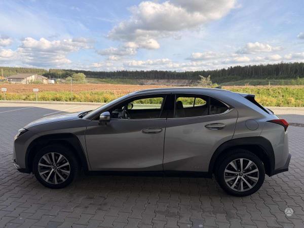 Brown Lexus UX 250h 2022 in Vilnius, with an engine capacity of 1.99 L and mileage of 100 thousand km for 18500 €, photo 4 on AUTOMOTO.COM.LV
